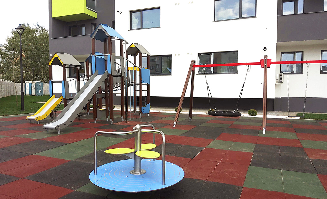 Three Seater Roundabout | Roundabouts and Spinners | Caloo UK Ltd