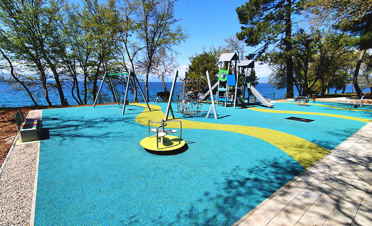 Three Seater Roundabout | Roundabouts and Spinners | Caloo UK Ltd